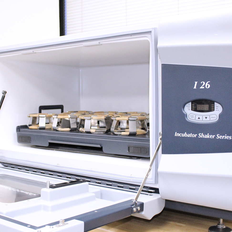 New Brunswick Scientific Co I26 Incubator Shaker Series