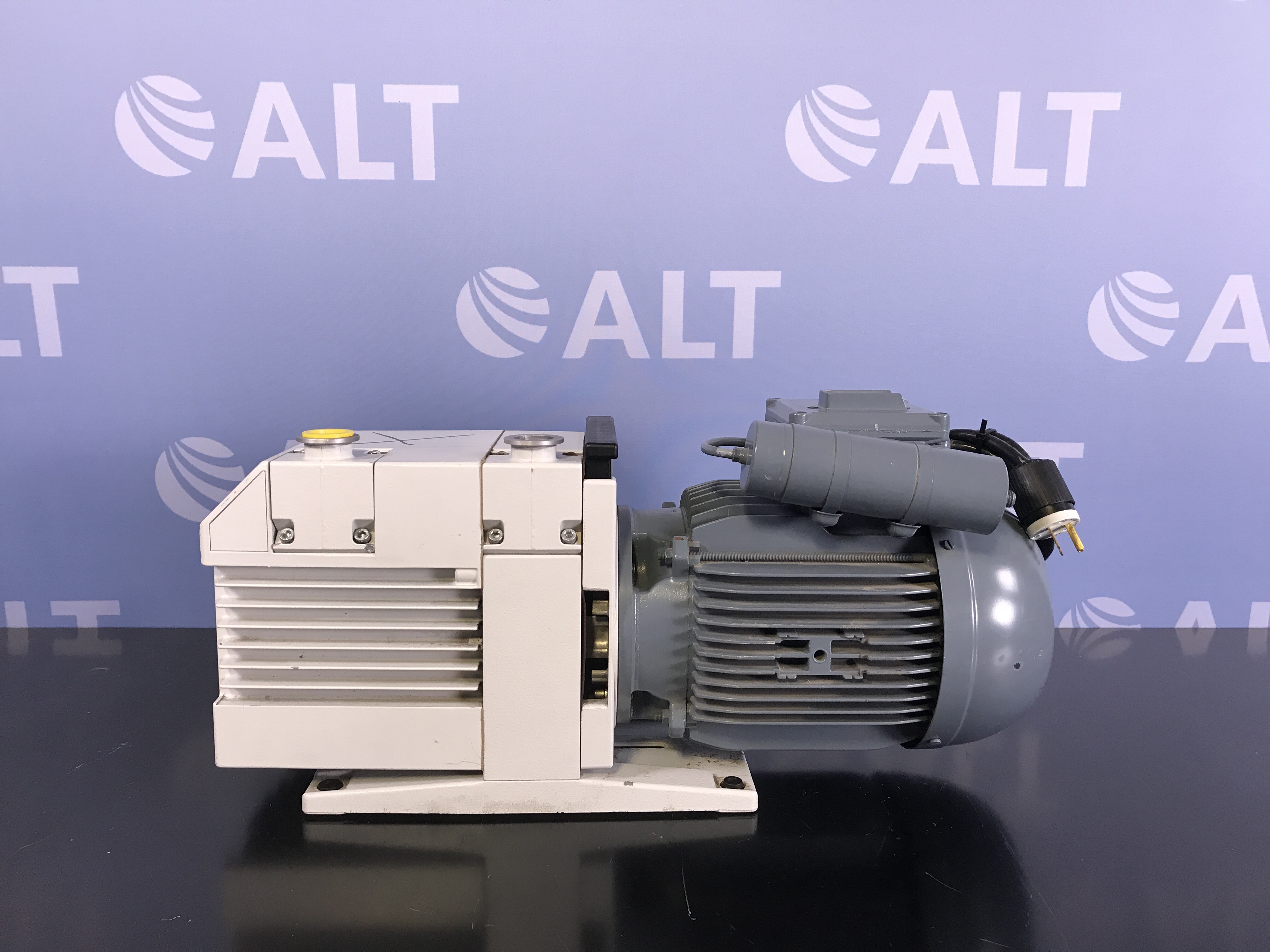 Leybold Trivac Model S25B Vacuum Pump