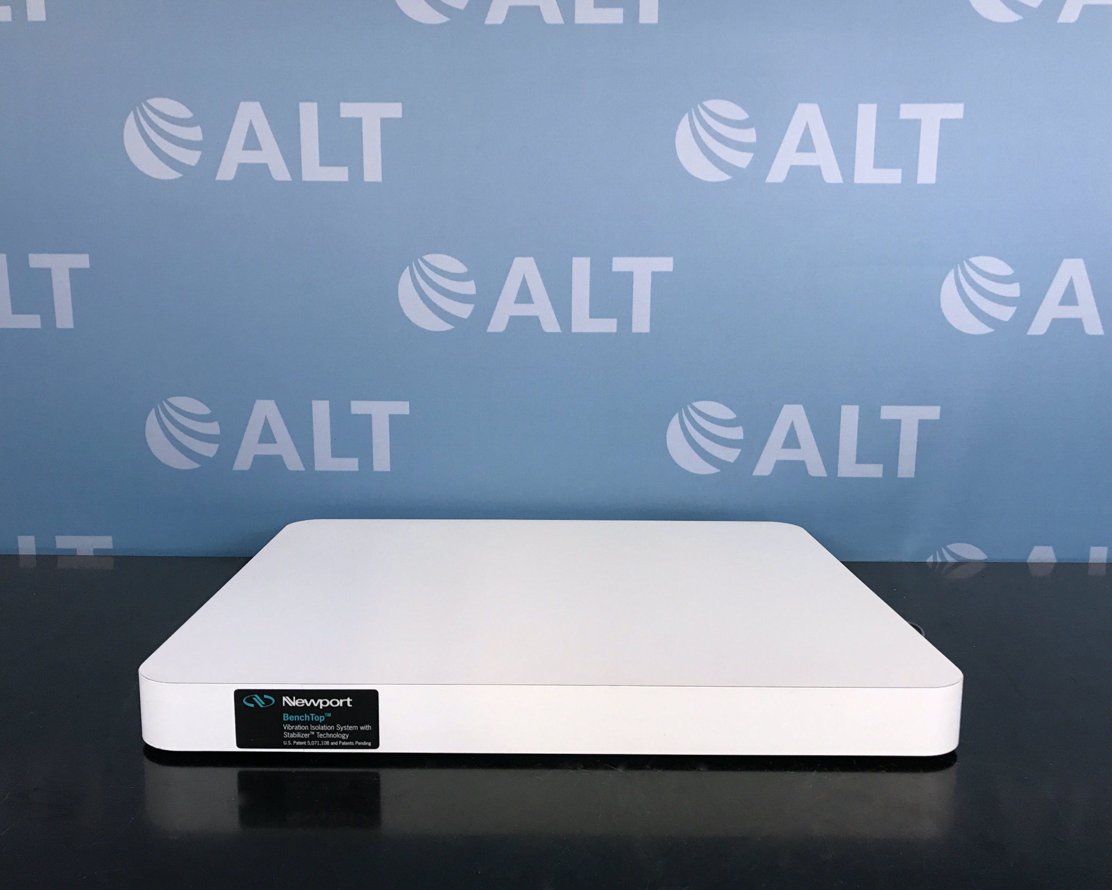 Newport BT-2024 BenchTop Compact Vibration Isolation Platform 24 x 20 in.