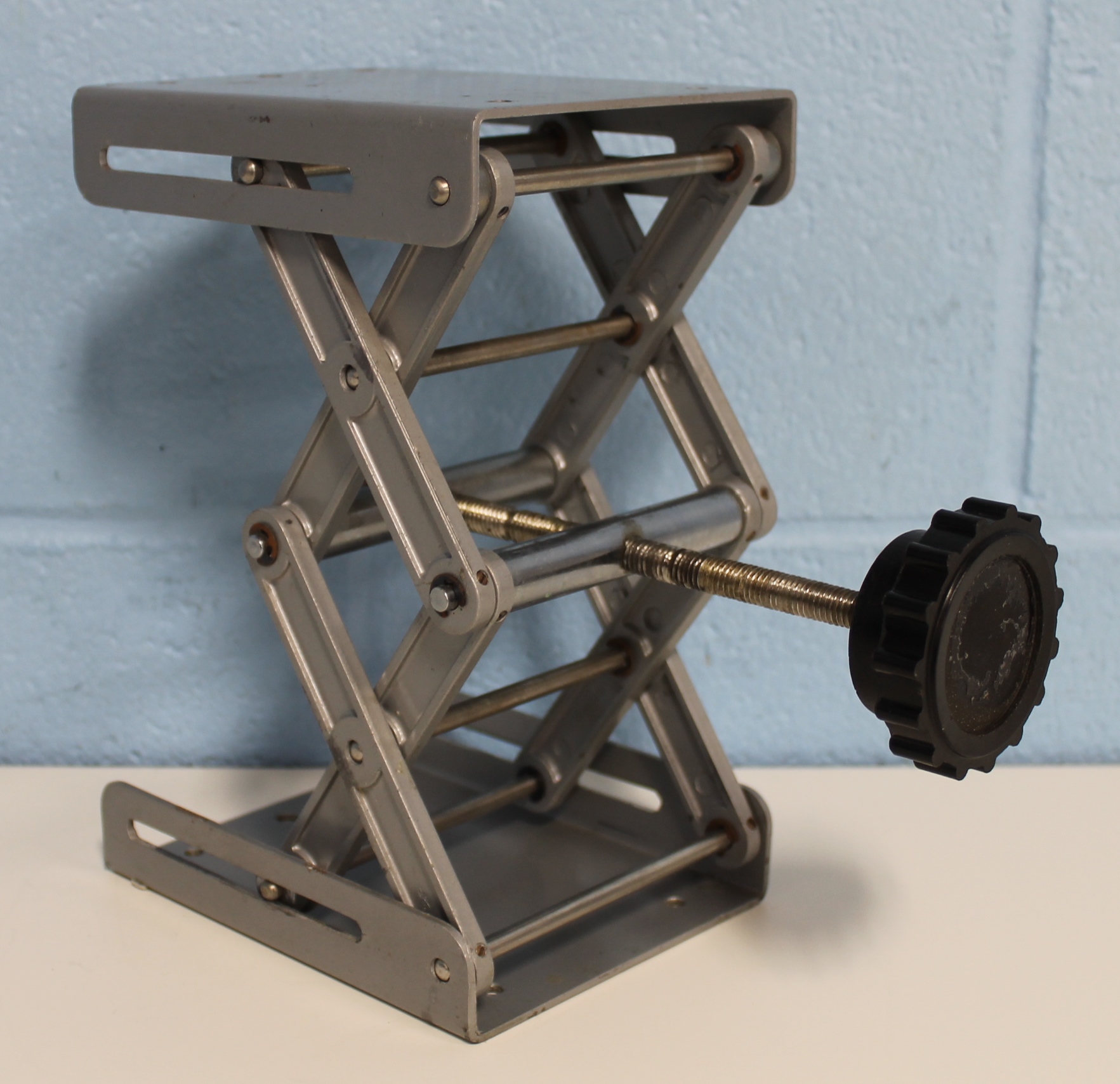 VWR Scientific 6" x 4" Support Jack - ALT | American Laboratory Trading