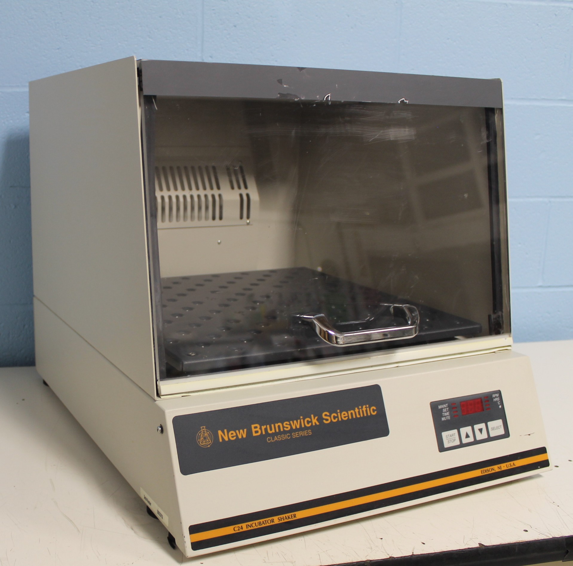 New Brunswick Scientific Co Classic Series C24 Benchtop Incubator ...