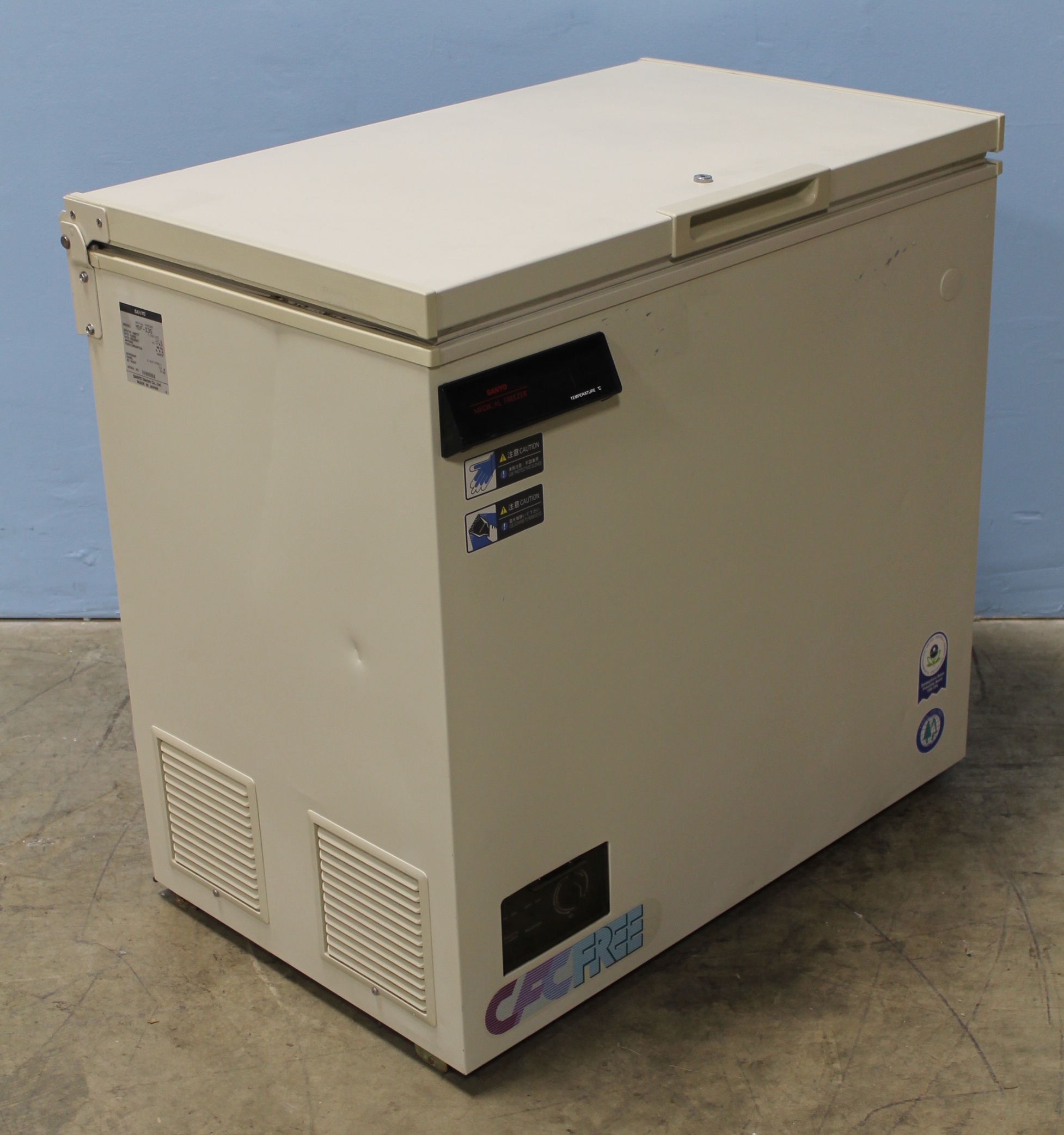 Sanyo MDF-235 Chest Medical Freezer
